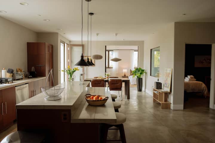 Stylish West Hollywood Apartment With Balcony & Pa - West Hollywood, CA