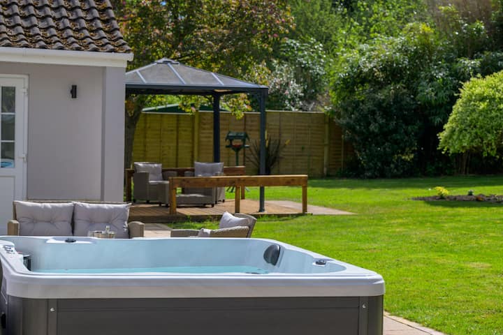 Hot Tub In Chic & Sleek Countryside Pad -Oak Lodge - Brockenhurst
