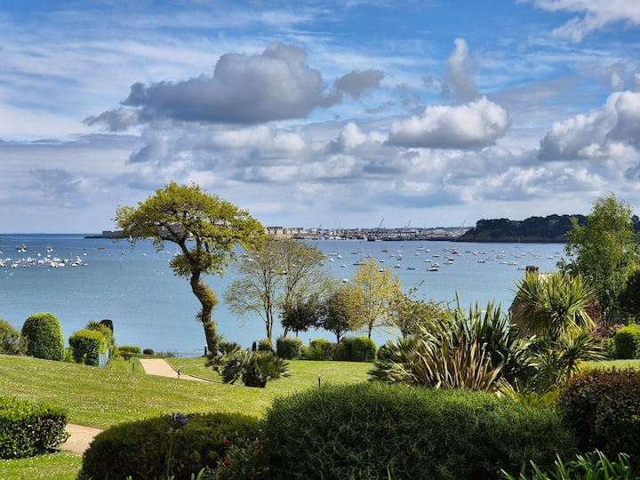 Nid Avec Beau Jardin Et Vue Sur La Mer - Dinard