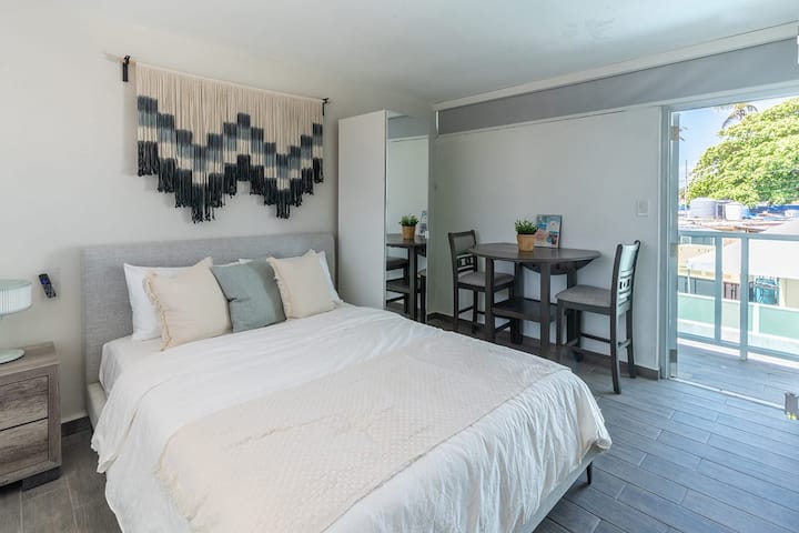 Aqua Terrazas 5 · Oceanfront, Pool & Local Dining - Dorado