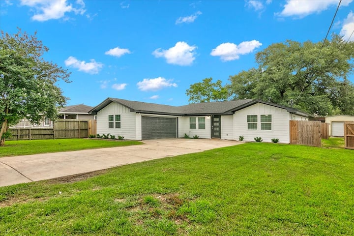 Updated 4 Bedroom Home In Nederland - Nederland, TX