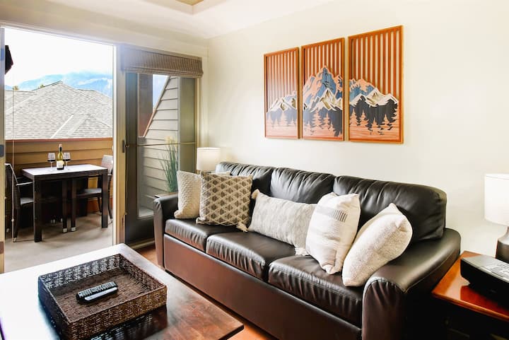 Hot Tub, Pool, 2 Bdrm, Heated Parking - Canmore