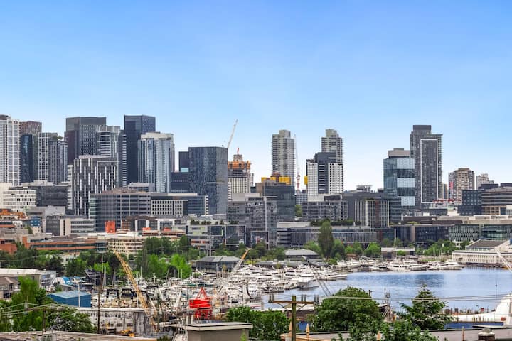 Seattle Skyline Retreat: Cozy 1bd W Balcony Views - Crown Hill - Seattle
