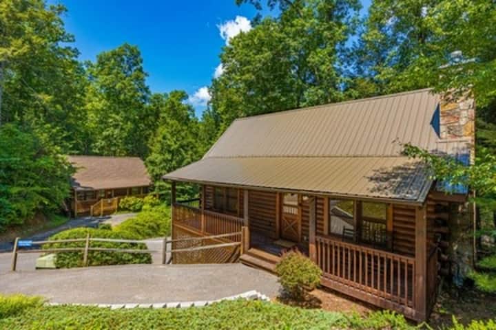Prime Location With Free Attraction Tickets - Pigeon Forge, TN