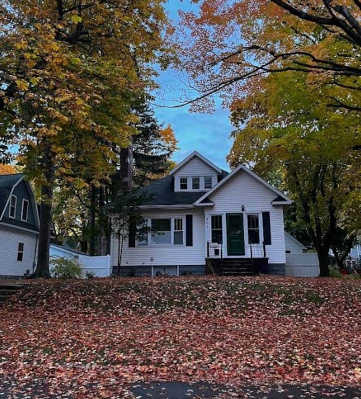 Historical 4br Walkable To Town/beach With Hot Tub - Manistee, MI