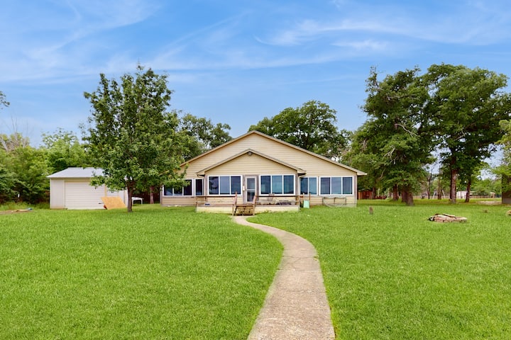 3br Waterfront Home: Rural & Unique - Lake Limestone, Thornton