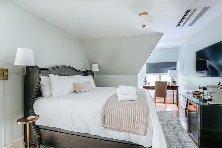 Betsy Bell Suite At Oakdene: Historic Staunton Inn - Staunton, VA