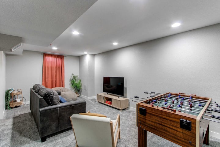 Family Home With Game Room And Inviting Backyard - Thornton, CO
