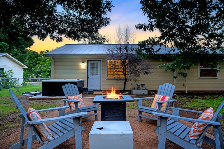 Orange Blossom Hideaway - Hot Tub & Fire Pit - Fredericksburg, TX