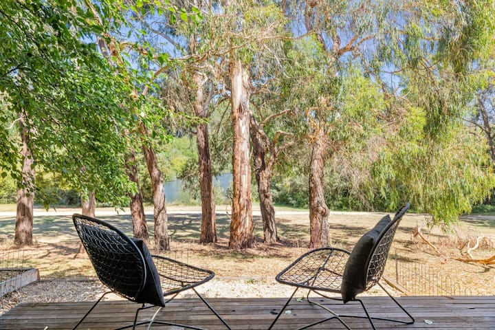 Daylesford Waterfront: Fireplace, King Bed, Spa - Daylesford