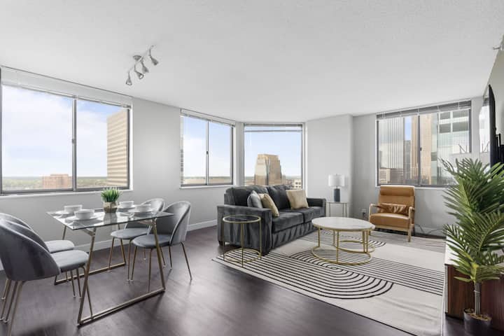 Modern Downtown Flat - Parking | Pool | Gym | Spa - Minneapolis, MN