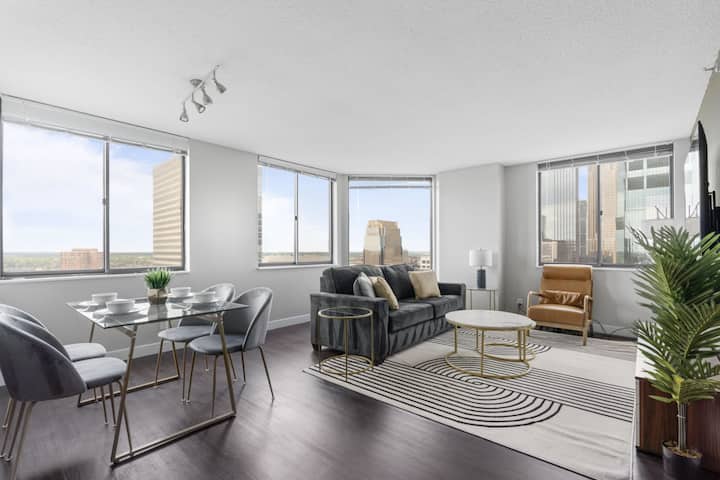 Downtown Condo 20th Floor: Free Parking/pool/gym - Minneapolis, MN