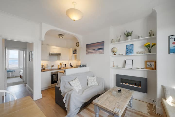 Apartment, Expansive Sea Views, Private Parking - Appledore