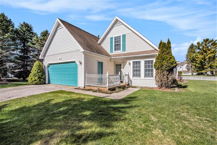 Standalone Harbor Village Cottage At Beach - Manistee, MI