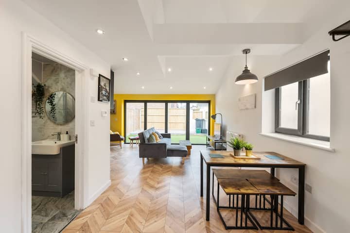 Chic Urban Haven With Double Bed House - Bristol