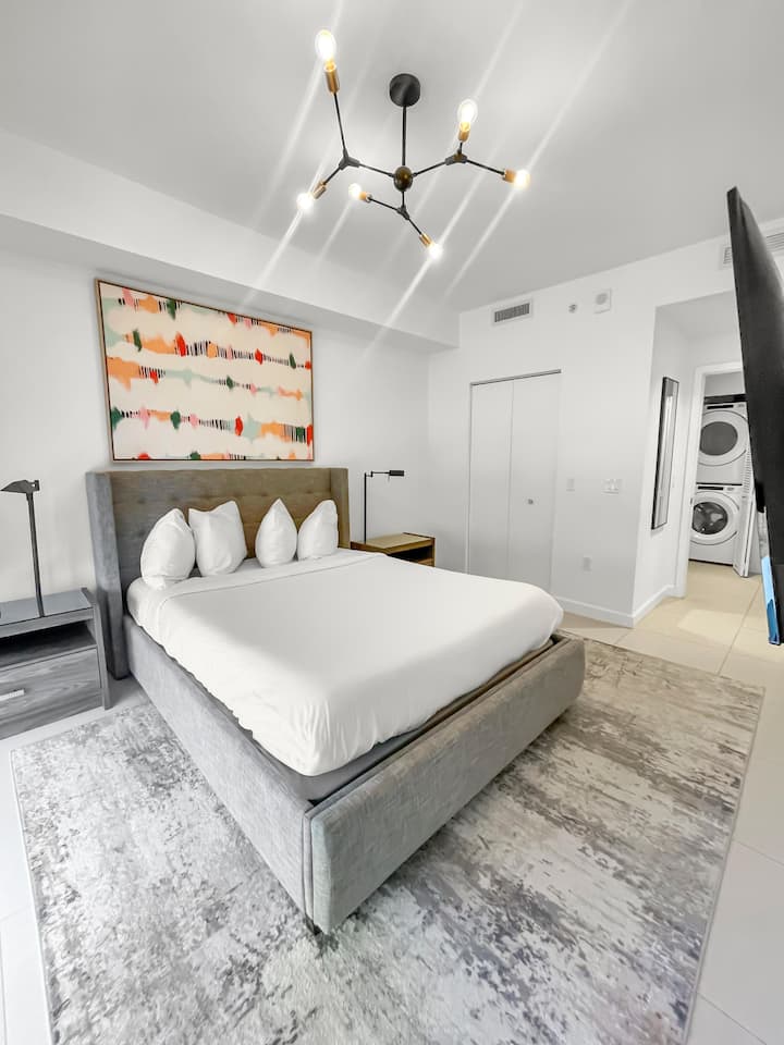 Modern Doral Stay: Spacious Luxury Condo - Doral, FL