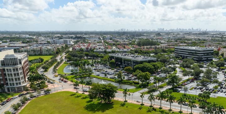 Chic Doral Haven: Spacious Retreat - Hialeah, FL