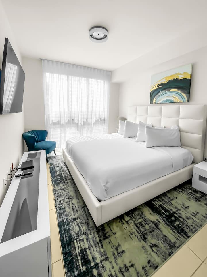 Chic Doral Haven: Spacious Retreat - Doral, FL