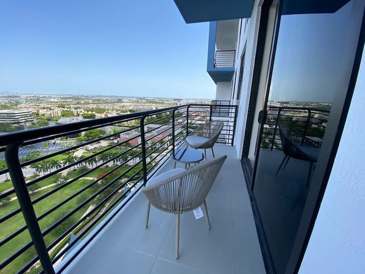 Modern Comfort: Doral 2br Haven - Doral, FL