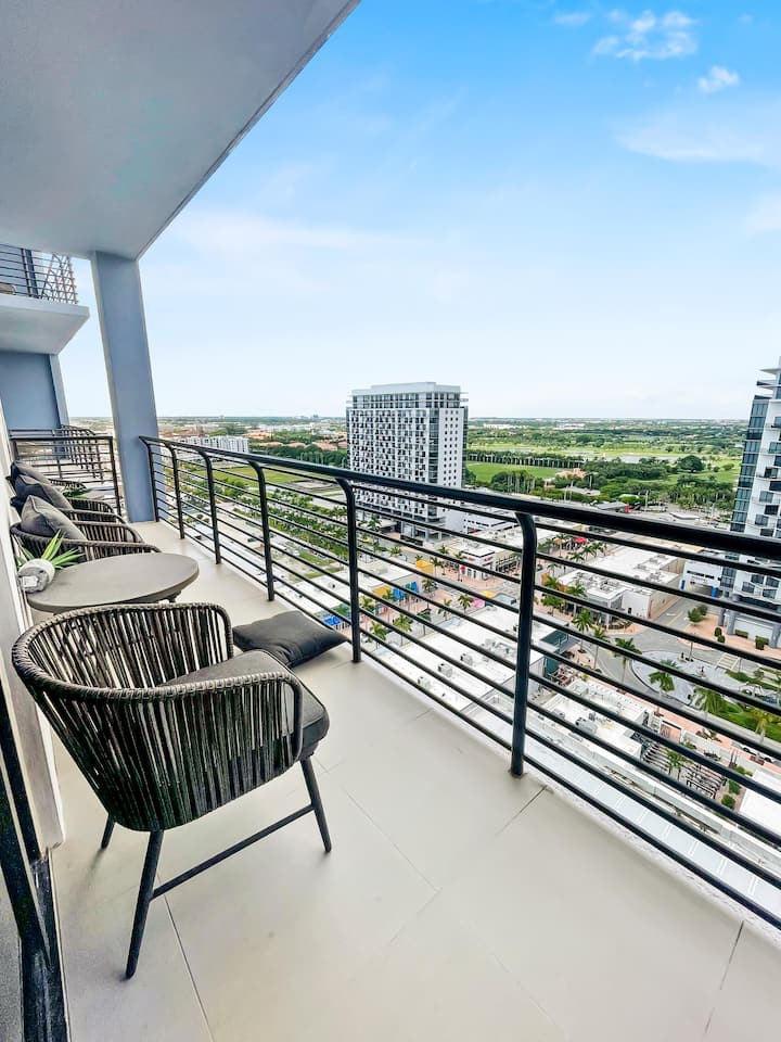 Sleek Doral Escape: Spacious Chic - Doral, FL