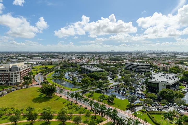 Modern Doral Stay: Spacious Luxury - Doral, FL