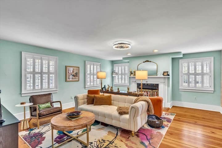 Historic First Floor Condo On Liberty W/ Parking - Savannah, GA