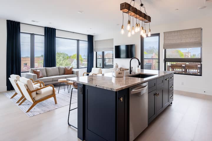 Stunning Luxury Condo In Downtown Grand Haven! - Grand Haven, MI