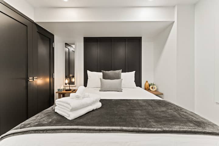 Luxury 171-6 Condos With Magnificent Lakeview - Leamington