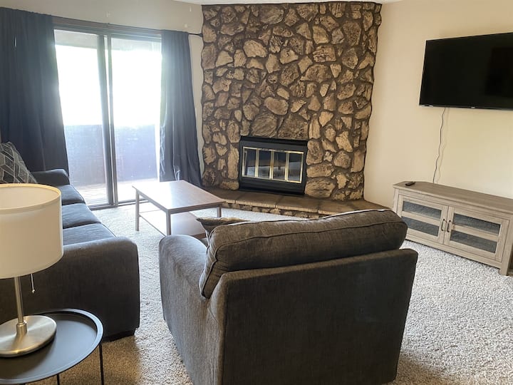 Spacious 2 Bed Condo, Pet Friendly - Bloomington