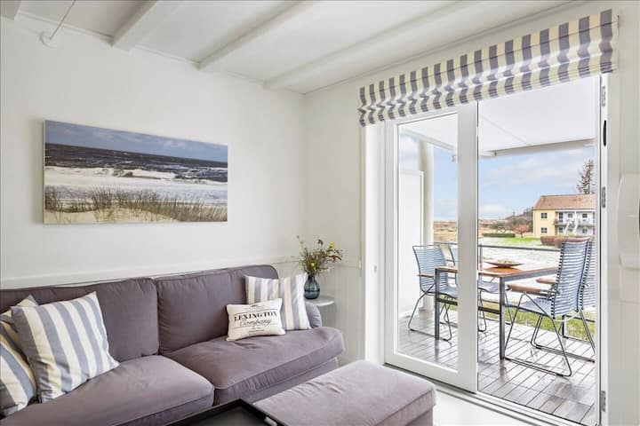 Holiday Apartment With Ocean View - Hou