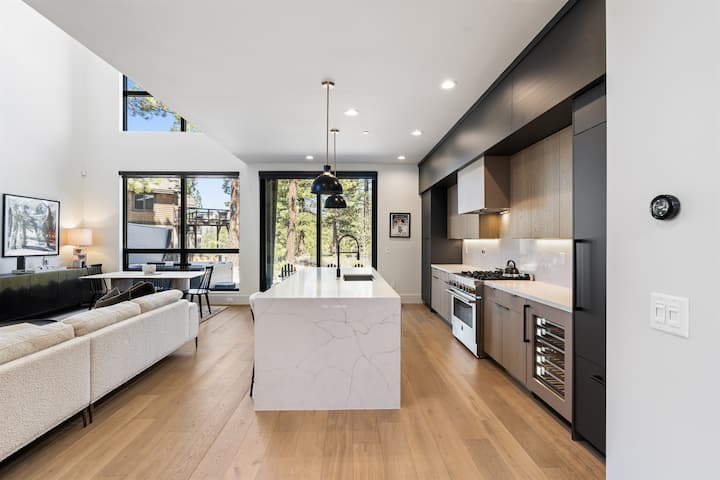 Luxury 3br Townhome | Hot Tub | Fire Pit - Truckee, CA
