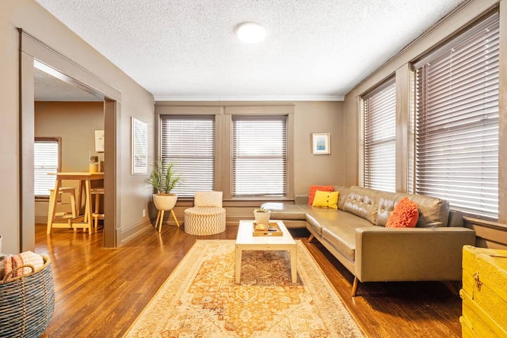 Charming Long Stay With City Views - Kansas City, KS
