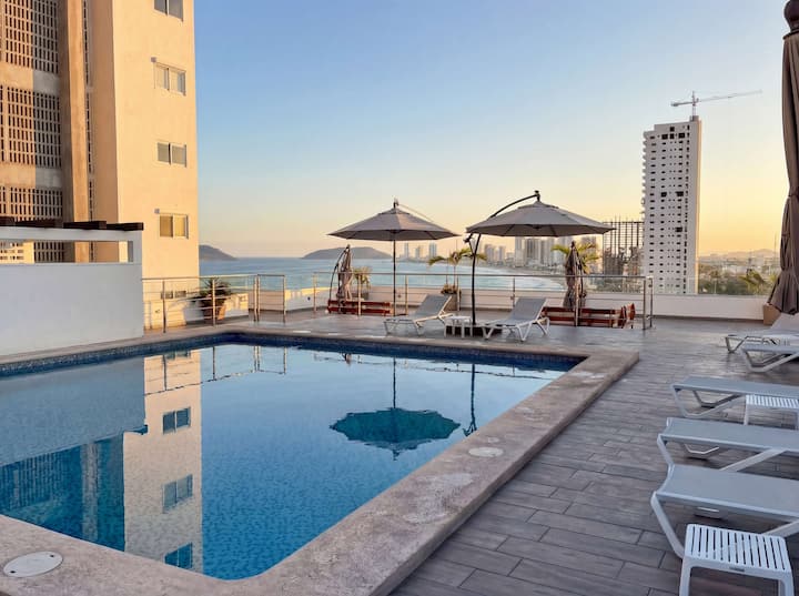 Apartment For 8 Behind El Malecon With A Pool - Mazatlán