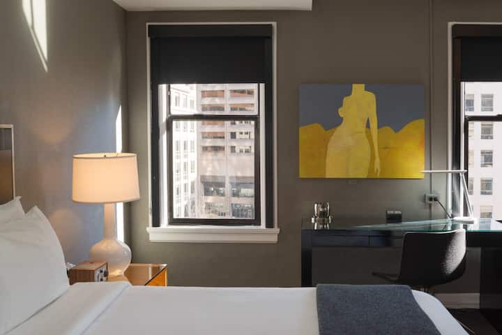 Central Location, City Views & More Hotel Perks! - North Admiral - Seattle
