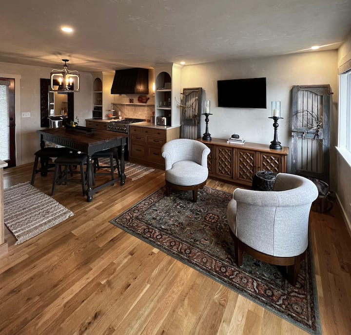 Hipflat Studio: Comfort & Convenience Awaits! - Roseburg, OR