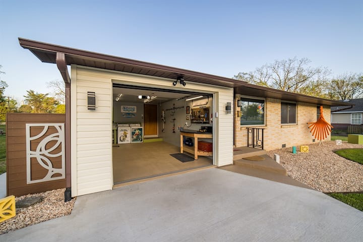 Holiday Open Now Retro Family Fun Downtown Rogers - Rogers, AR