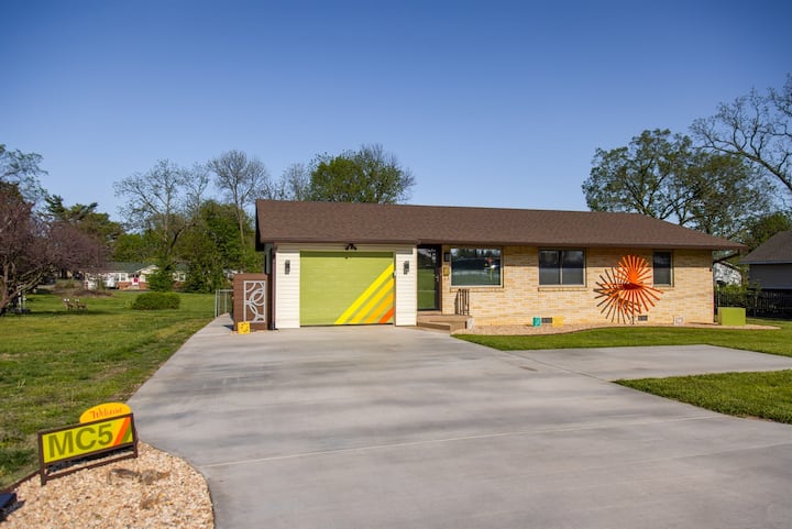 Nwa Work & Play Getaway - Lowell, AR