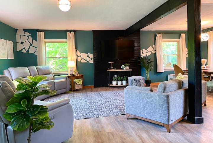 Hot Tub | Game Rooms | Coffee | Sleeps 16 | N64 - South Bend, IN