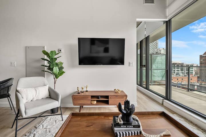 Exec City Retreat - Office, Pool, Gym, Parking - Calgary