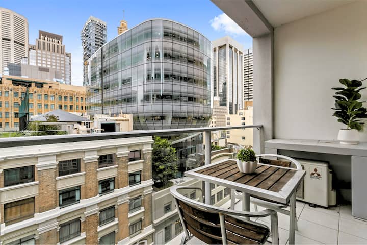 Cbd Crib | Skyline Views Meet Pool & Gym Living - Sydney