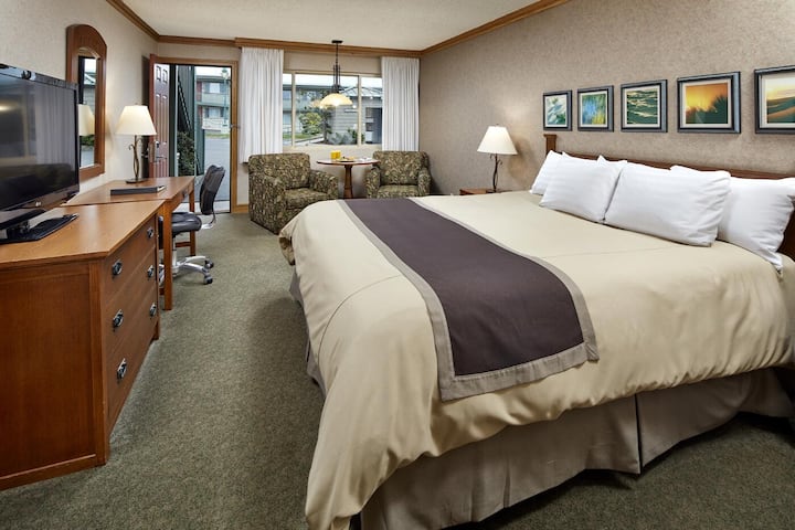 Oceanfront Stay | Outdoor Pools And Firepits - Cambria, CA