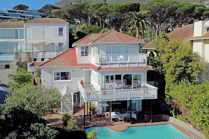 Perfect Location Walk To Beach And Sea Views - Camps Bay