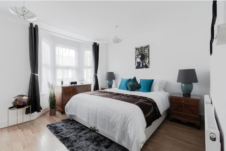 4 Bed House - Sleeps 6 - Garden, Pets, Wifi - Barking