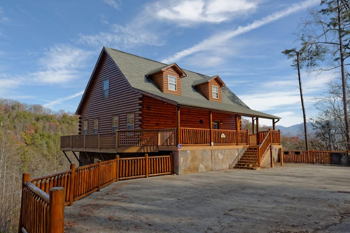 Gatlinburg Log Cabin With Mountain Views, Pool Tab - Gatlinburg, TN