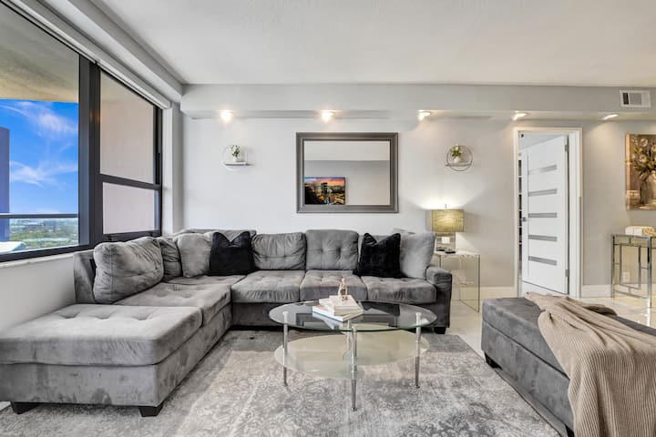 Amazing Ocean Front 2bd Beach Resort / 1515 - Surfside, FL