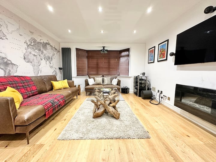 Tranquil Retreat Spacious 4-bedroom Family Home - Leeds