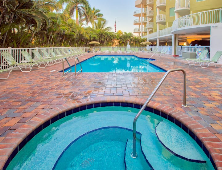 Treasure Island Retreat: 2br Condo With Pool - Treasure Island, FL