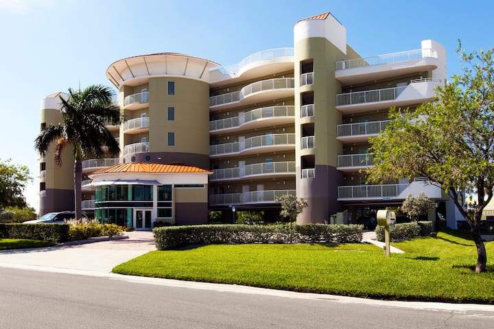 Bright 2br/2ba Condo Near Beach, W Parking & Pool - Treasure Island, FL