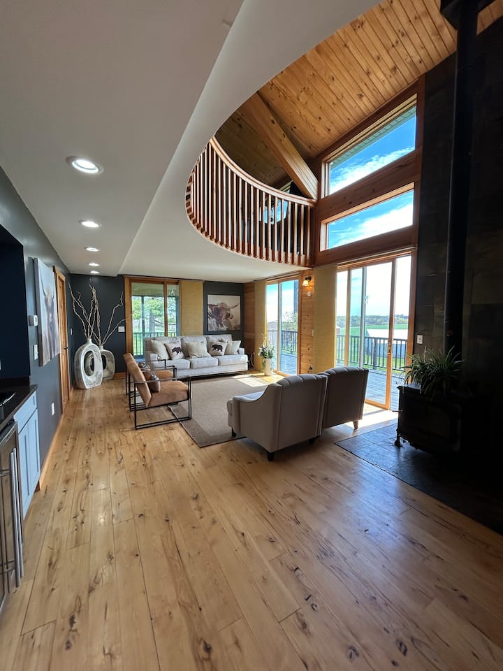 Garden Ridge Retreat- Luxury Farm Stay - Viroqua, WI