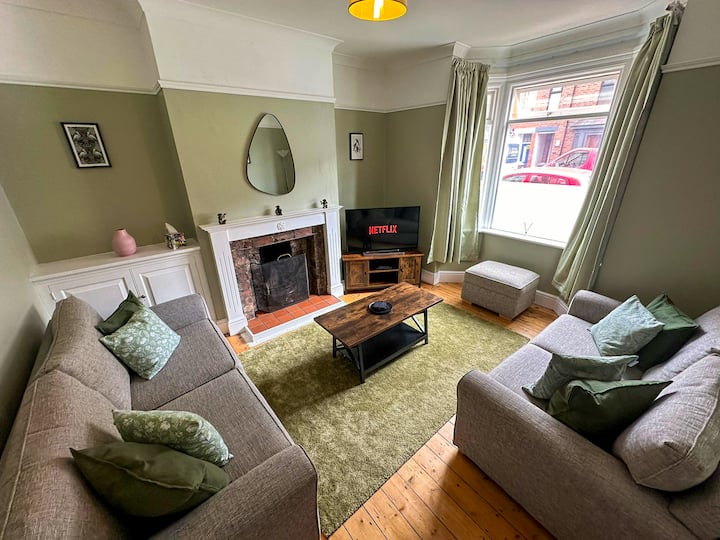 Cecil House -Stylish 2 Bed, Free Parking, Sleeps 5 - Lincoln